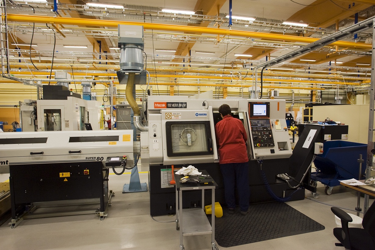 The 3nine oil mist eliminator Lina installed on a Mazak QTN 200 CNC ...